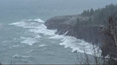 US: Winter Storm Churns Up Rough Waves On Lake Superior 2 - Spectee