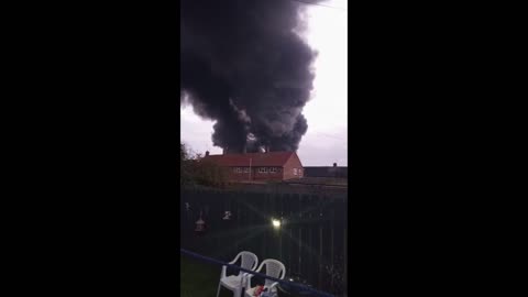 UK: Fire Erupts At Plastic Factory In Hessle, Sending Huge Plumes Of ...
