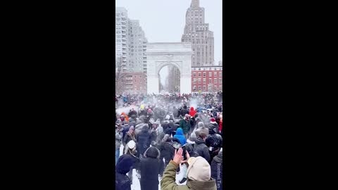 US: Snowball Fight Breaks Out At Washington Square Park In NYC - Spectee